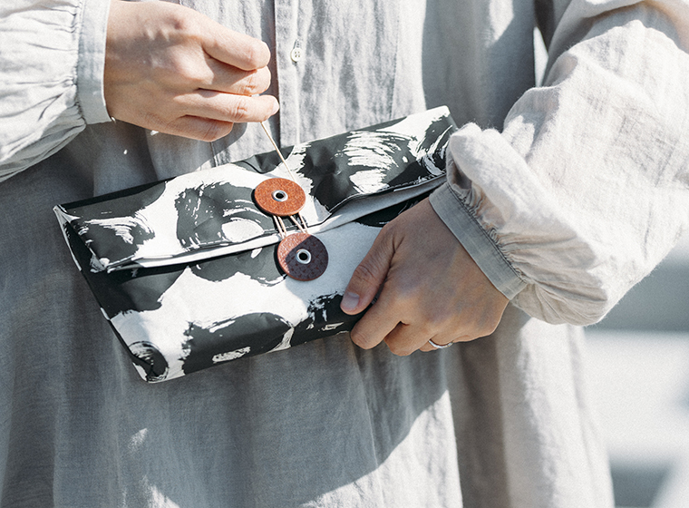 AKERU MUSEUM. vol.3 aap ポーチ 林青那 | AKERU MUSEUM. vol.3 aap | 岩嵜紙器のオンラインショップ akeru project